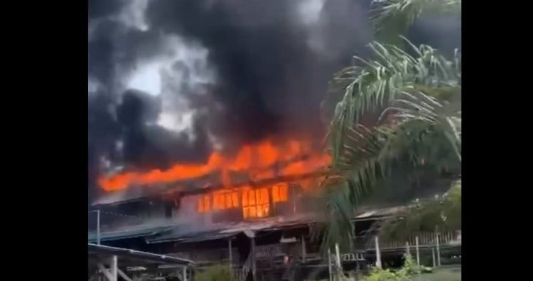 Rumah panjang terbakar, 300 penghuni hilang tempat tinggal | Malaysia ...