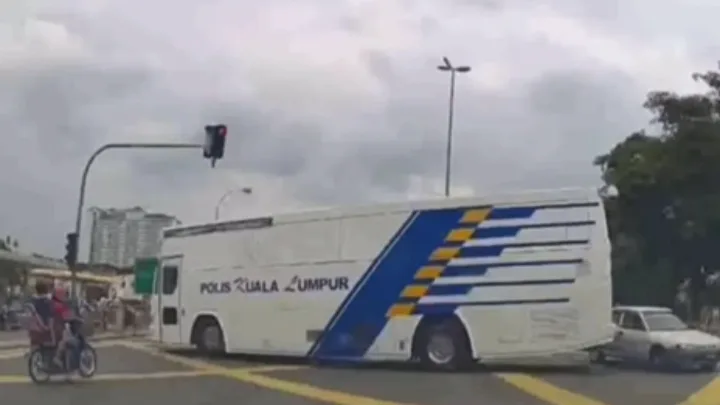 Bas milik PDRM didakwa buat 'u turn' tidak dibenarkan disiasat ...