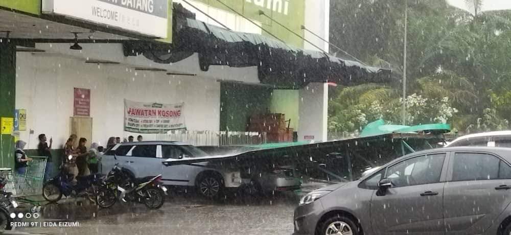 Ribut di Puncak Alam, struktur bumbung hempap beberapa kenderaan ...